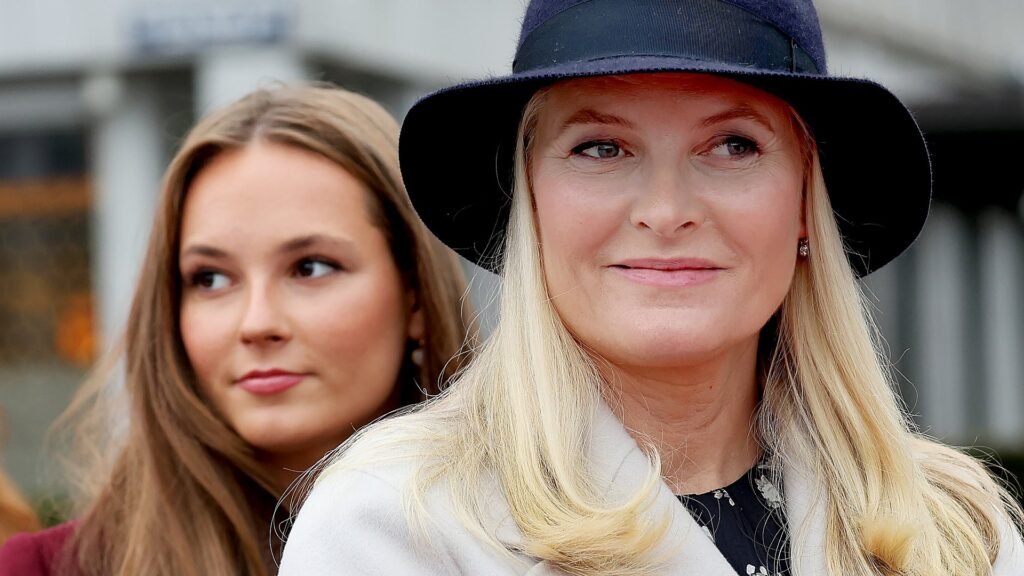Mette-Marit dans les cordes : la photo qui pourrait lui coûter le trône ...